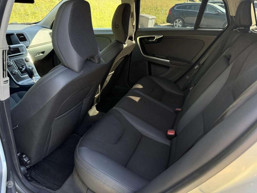 Grey Volvo V60 2011 in Vilnius, with an engine capacity of 1.98 L and mileage of 382 thousand km for 3800 €, photo 8 on AUTOMOTO.COM.LV