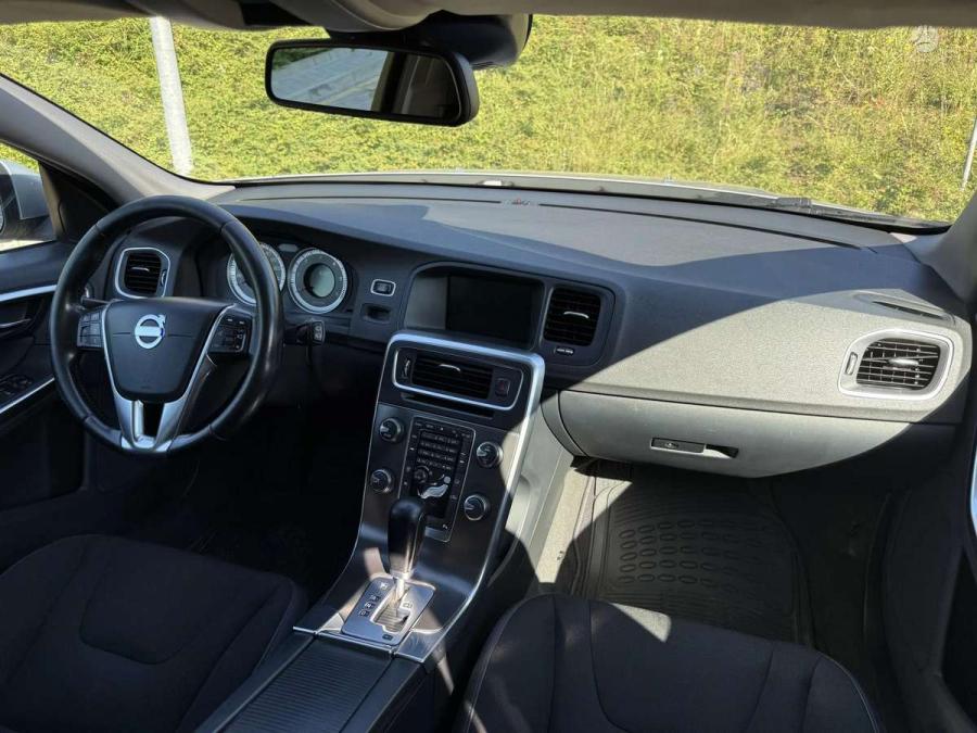 Grey Volvo V60 2011 in Vilnius, with an engine capacity of 1.98 L and mileage of 382 thousand km for 3800 €, photo 10 on AUTOMOTO.COM.LV