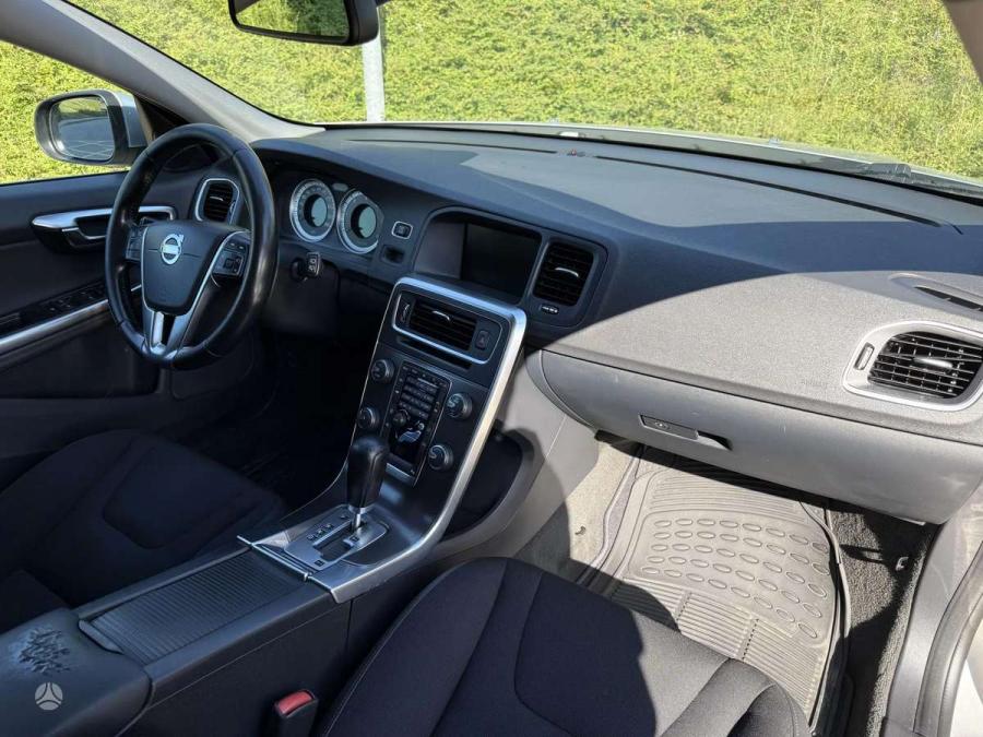 Grey Volvo V60 2011 in Vilnius, with an engine capacity of 1.98 L and mileage of 382 thousand km for 3800 €, photo 11 on AUTOMOTO.COM.LV