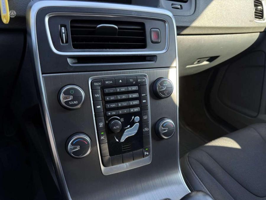 Grey Volvo V60 2011 in Vilnius, with an engine capacity of 1.98 L and mileage of 382 thousand km for 3800 €, photo 12 on AUTOMOTO.COM.LV