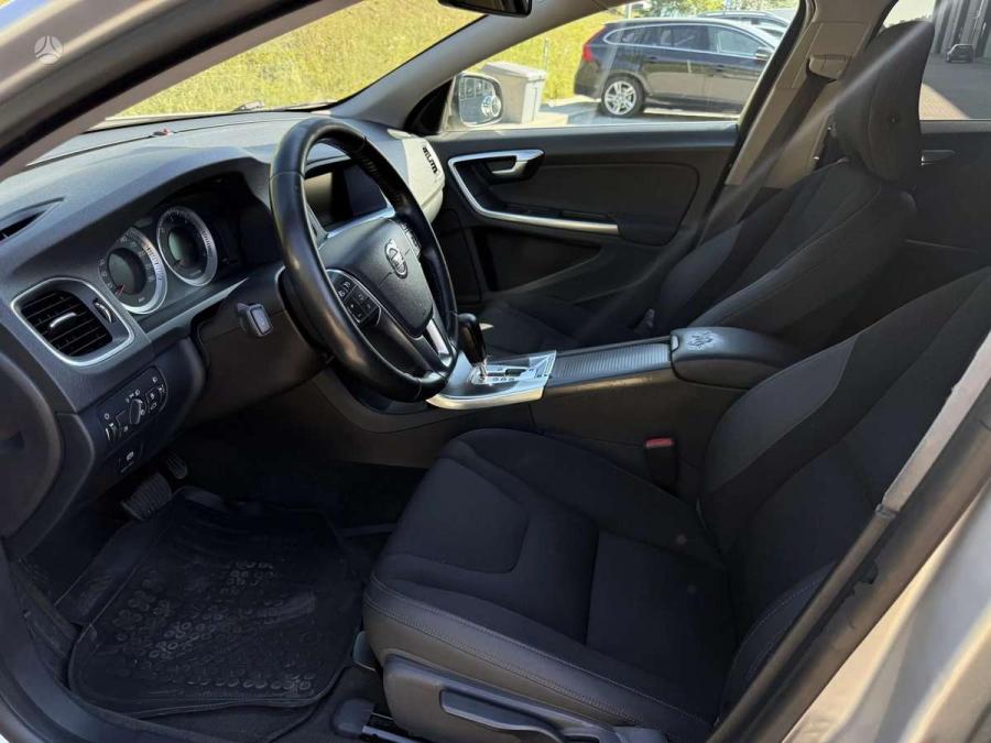 Grey Volvo V60 2011 in Vilnius, with an engine capacity of 1.98 L and mileage of 382 thousand km for 3800 €, photo 14 on AUTOMOTO.COM.LV