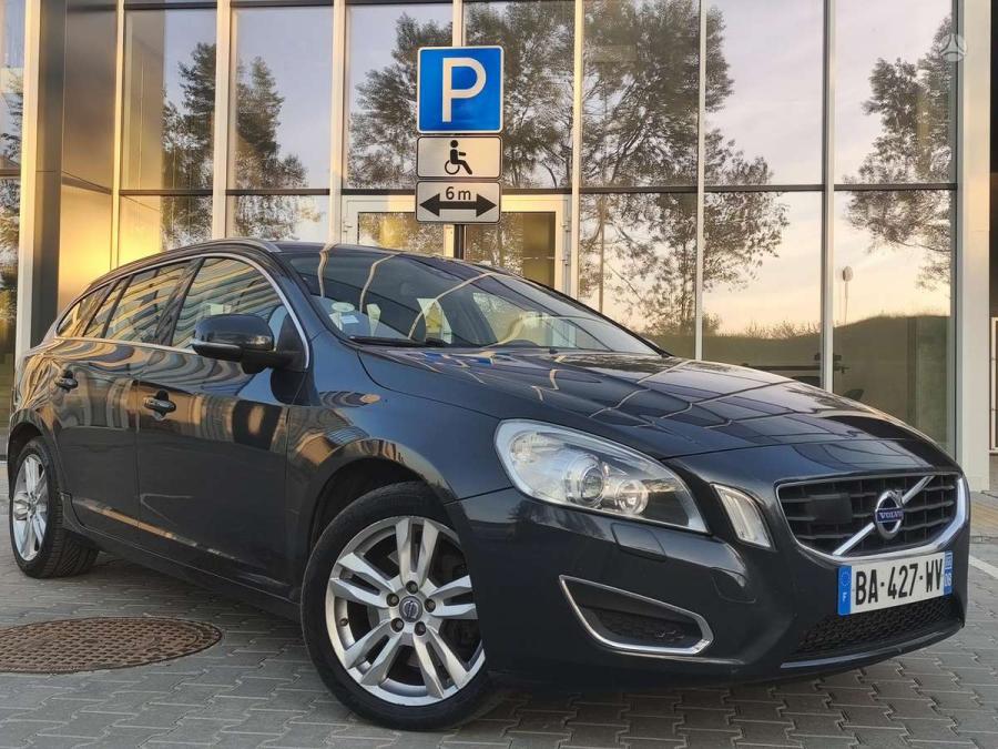 Grey Volvo V60 2011 in Vilnius, with an engine capacity of 2.40 L and mileage of 250 thousand km for 6450 €, photo 1 on AUTOMOTO.COM.LV