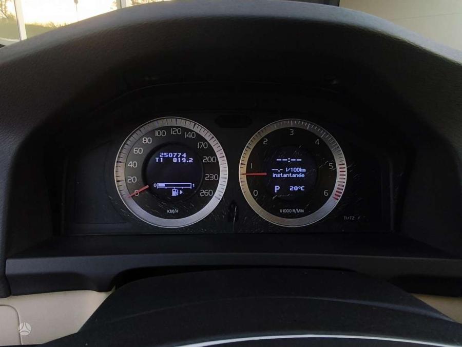 Grey Volvo V60 2011 in Vilnius, with an engine capacity of 2.40 L and mileage of 250 thousand km for 6450 €, photo 21 on AUTOMOTO.COM.LV