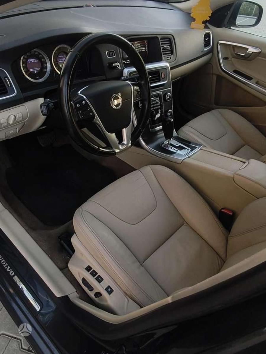Grey Volvo V60 2011 in Vilnius, with an engine capacity of 2.40 L and mileage of 250 thousand km for 6450 €, photo 26 on AUTOMOTO.COM.LV
