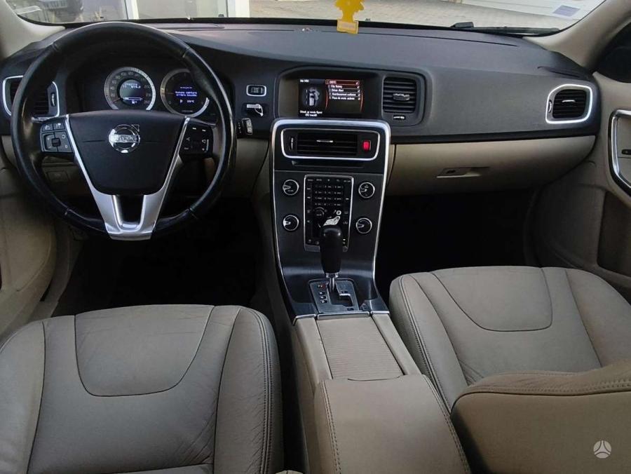 Grey Volvo V60 2011 in Vilnius, with an engine capacity of 2.40 L and mileage of 250 thousand km for 6450 €, photo 30 on AUTOMOTO.COM.LV