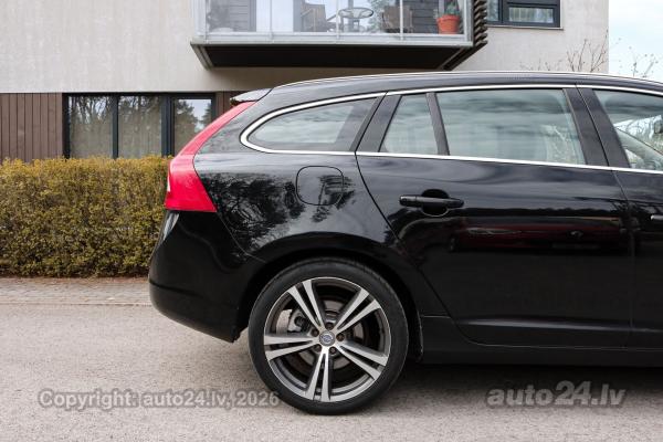 Pelēks Volvo V60 2011 Tallina, ar dzinēja tilpumu 2.00 L un nobraukumu 373 tūkst. km par 4999 €, foto 2 vietnē AUTOMOTO.COM.LV