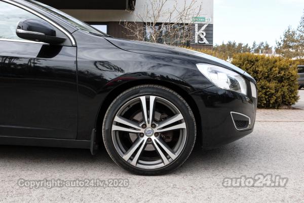 Pelēks Volvo V60 2011 Tallina, ar dzinēja tilpumu 2.00 L un nobraukumu 373 tūkst. km par 4999 €, foto 3 vietnē AUTOMOTO.COM.LV