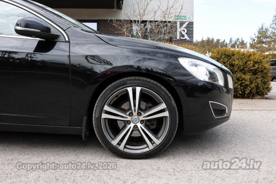 Pelēks Volvo V60 2011 Tallina, ar dzinēja tilpumu 2.00 L un nobraukumu 373 tūkst. km par 4999 €, foto 4 vietnē AUTOMOTO.COM.LV