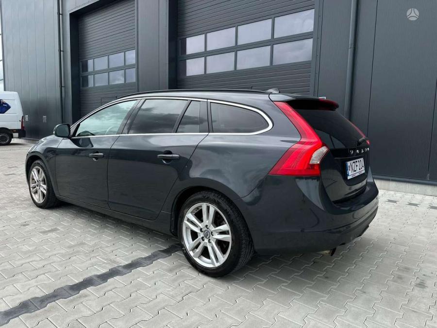 Grey Volvo V60 2011 in Klaipeda, with an engine capacity of 1.98 L and mileage of 260 thousand km for 5500 €, photo 5 on AUTOMOTO.COM.LV