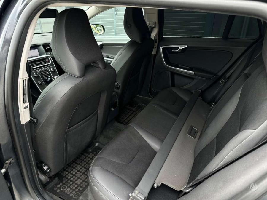 Grey Volvo V60 2011 in Klaipeda, with an engine capacity of 1.98 L and mileage of 260 thousand km for 5500 €, photo 11 on AUTOMOTO.COM.LV