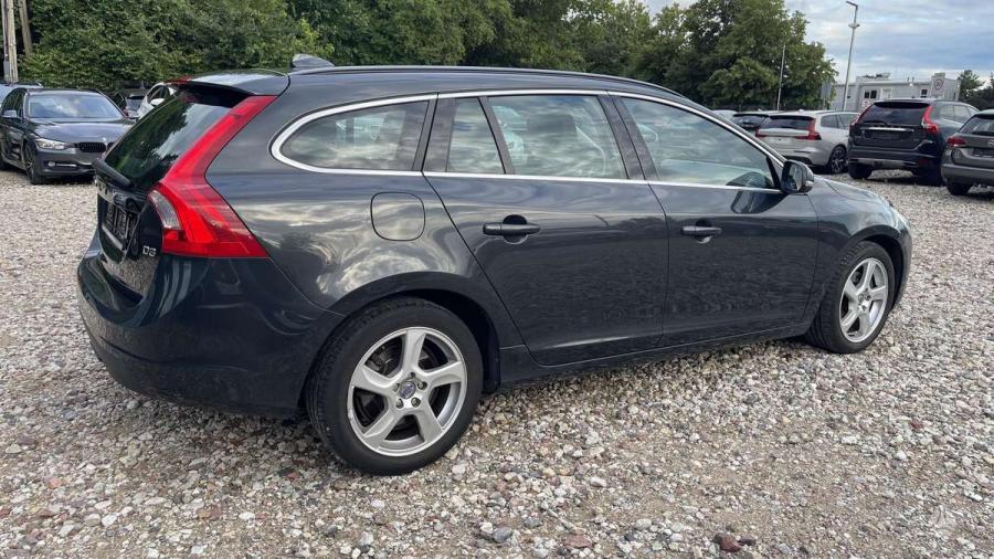 Pelēks Volvo V60 2011 Kauņa, ar dzinēja tilpumu 1.98 L un nobraukumu 246 tūkst. km par 5300 €, foto 6 vietnē AUTOMOTO.COM.LV