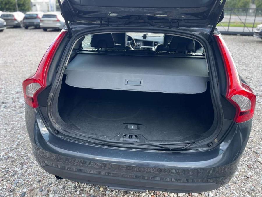 Pelēks Volvo V60 2011 Kauņa, ar dzinēja tilpumu 1.98 L un nobraukumu 246 tūkst. km par 5300 €, foto 17 vietnē AUTOMOTO.COM.LV