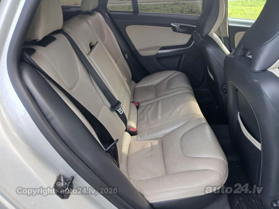Pelēks Volvo V60 2011 Tallina, ar dzinēja tilpumu 2.00 L un nobraukumu 434 tūkst. km par 3773 €, foto 14 vietnē AUTOMOTO.COM.LV