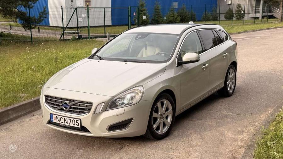 Grey Volvo V60 2011 in Siauliai, with an engine capacity of 1.56 L and mileage of 327 thousand km for 4500 €, photo 1 on AUTOMOTO.COM.LV