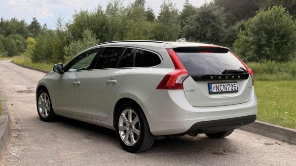 Pelēks Volvo V60 2011 Šauļi, ar dzinēja tilpumu 1.56 L un nobraukumu 327 tūkst. km par 4500 €, foto 5 vietnē AUTOMOTO.COM.LV
