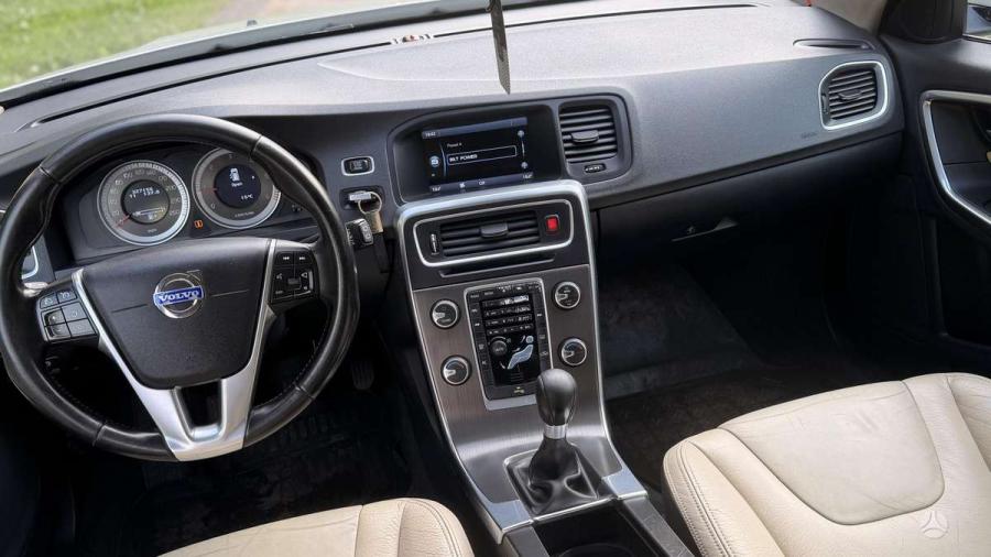 Grey Volvo V60 2011 in Siauliai, with an engine capacity of 1.56 L and mileage of 327 thousand km for 4500 €, photo 8 on AUTOMOTO.COM.LV