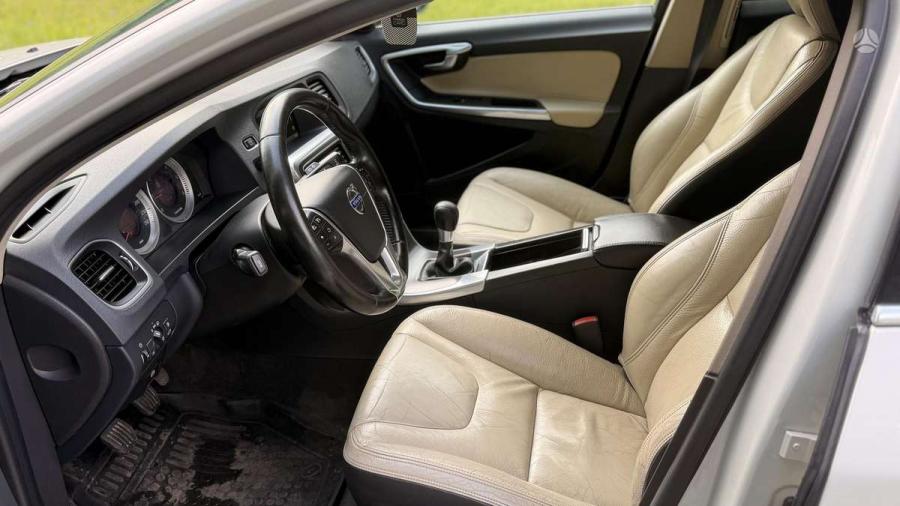 Grey Volvo V60 2011 in Siauliai, with an engine capacity of 1.56 L and mileage of 327 thousand km for 4500 €, photo 9 on AUTOMOTO.COM.LV