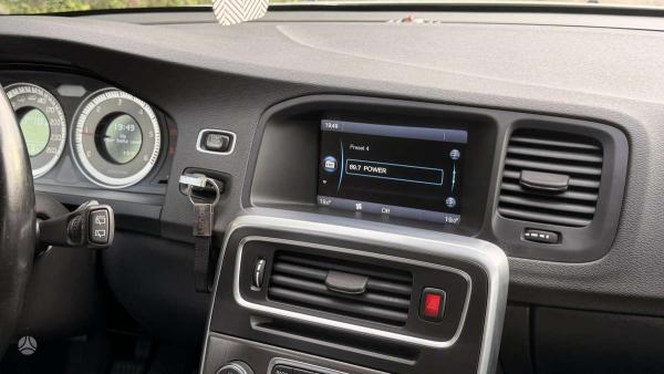Pelēks Volvo V60 2011 Šauļi, ar dzinēja tilpumu 1.56 L un nobraukumu 327 tūkst. km par 4500 €, foto 9 vietnē AUTOMOTO.COM.LV