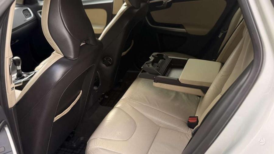 Grey Volvo V60 2011 in Siauliai, with an engine capacity of 1.56 L and mileage of 327 thousand km for 4500 €, photo 11 on AUTOMOTO.COM.LV