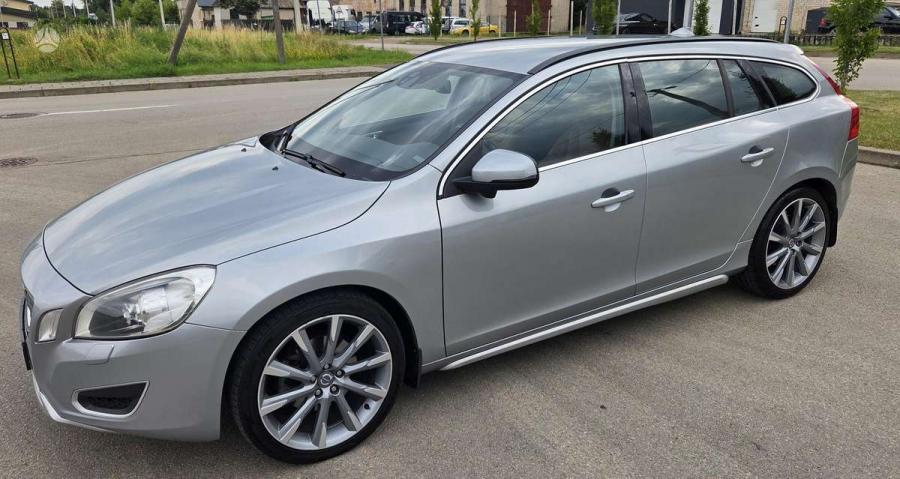 Grey Volvo V60 2011 in Kaunas, with an engine capacity of 1.98 L and mileage of 266 thousand km for 6950 €, photo 3 on AUTOMOTO.COM.LV