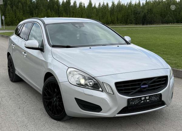Grey Volvo V60 2011 in Raseiniai, with an engine capacity of 2.40 L and mileage of 231 thousand km for 5750 €, photo 1 on AUTOMOTO.COM.LV