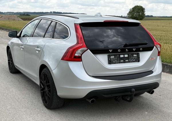 Grey Volvo V60 2011 in Raseiniai, with an engine capacity of 2.40 L and mileage of 231 thousand km for 5750 €, photo 3 on AUTOMOTO.COM.LV