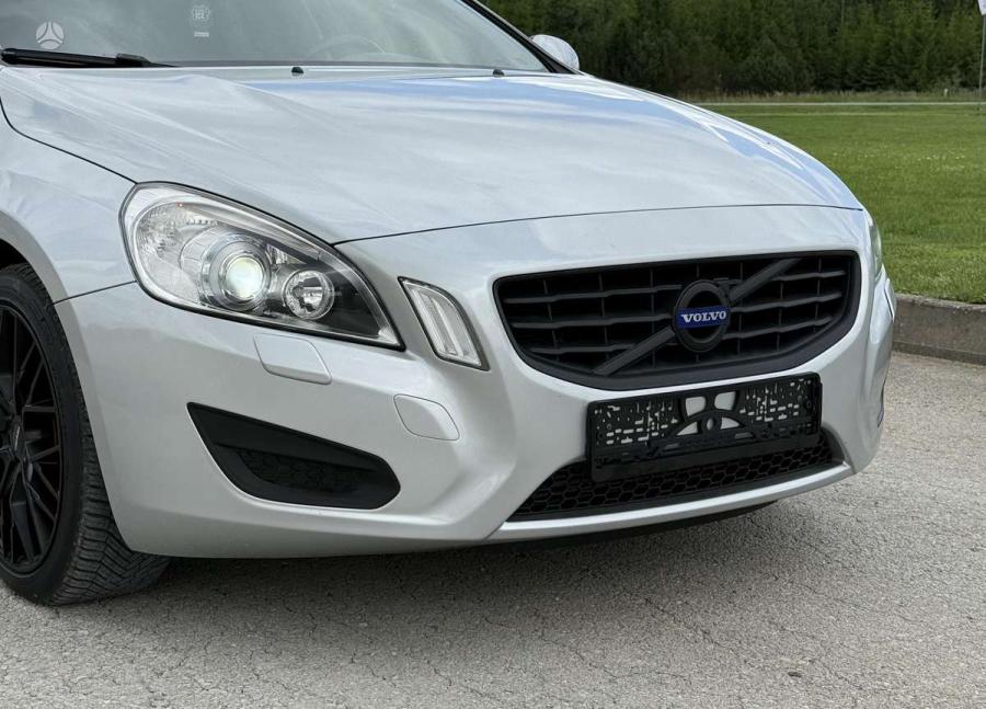 Pelēks Volvo V60 2011 Raseiniai, ar dzinēja tilpumu 2.40 L un nobraukumu 231 tūkst. km par 5750 €, foto 8 vietnē AUTOMOTO.COM.LV