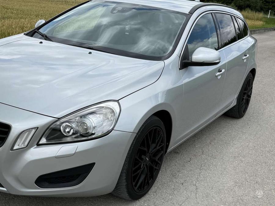 Pelēks Volvo V60 2011 Raseiniai, ar dzinēja tilpumu 2.40 L un nobraukumu 231 tūkst. km par 5750 €, foto 10 vietnē AUTOMOTO.COM.LV