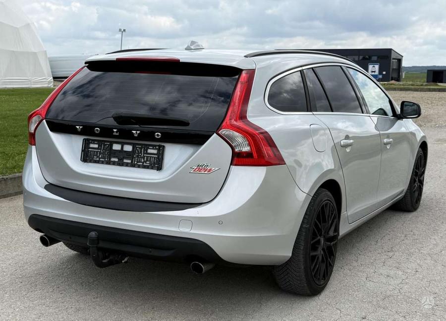 Pelēks Volvo V60 2011 Raseiniai, ar dzinēja tilpumu 2.40 L un nobraukumu 231 tūkst. km par 5750 €, foto 17 vietnē AUTOMOTO.COM.LV