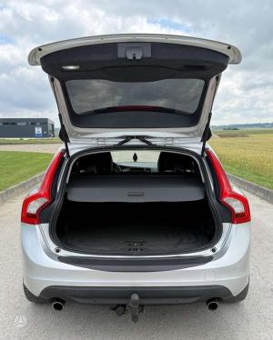 Pelēks Volvo V60 2011 Raseiniai, ar dzinēja tilpumu 2.40 L un nobraukumu 231 tūkst. km par 5750 €, foto 22 vietnē AUTOMOTO.COM.LV