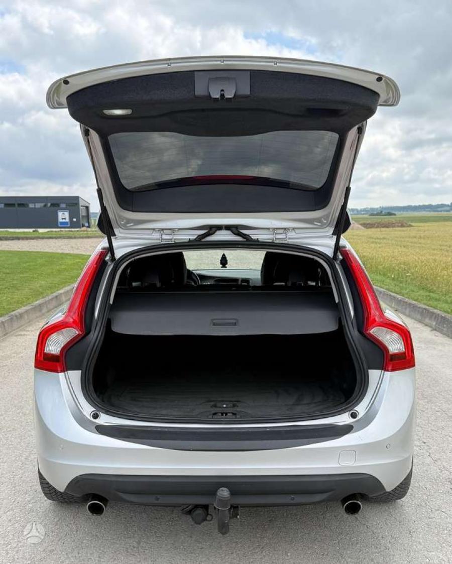 Pelēks Volvo V60 2011 Raseiniai, ar dzinēja tilpumu 2.40 L un nobraukumu 231 tūkst. km par 5750 €, foto 22 vietnē AUTOMOTO.COM.LV