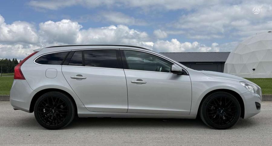 Pelēks Volvo V60 2011 Raseiniai, ar dzinēja tilpumu 2.40 L un nobraukumu 231 tūkst. km par 5750 €, foto 24 vietnē AUTOMOTO.COM.LV