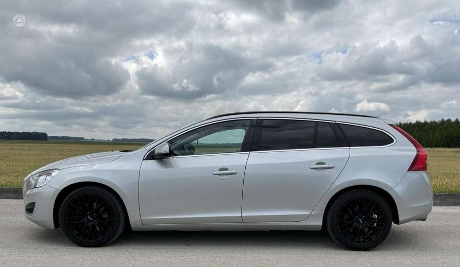 Pelēks Volvo V60 2011 Raseiniai, ar dzinēja tilpumu 2.40 L un nobraukumu 231 tūkst. km par 5750 €, foto 25 vietnē AUTOMOTO.COM.LV