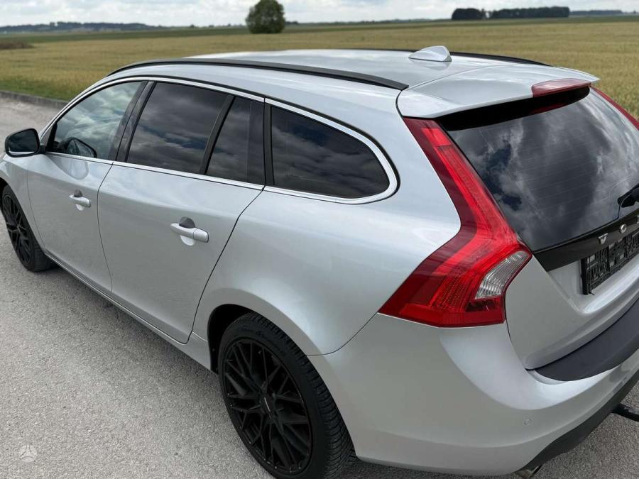 Pelēks Volvo V60 2011 Raseiniai, ar dzinēja tilpumu 2.40 L un nobraukumu 231 tūkst. km par 5750 €, foto 26 vietnē AUTOMOTO.COM.LV