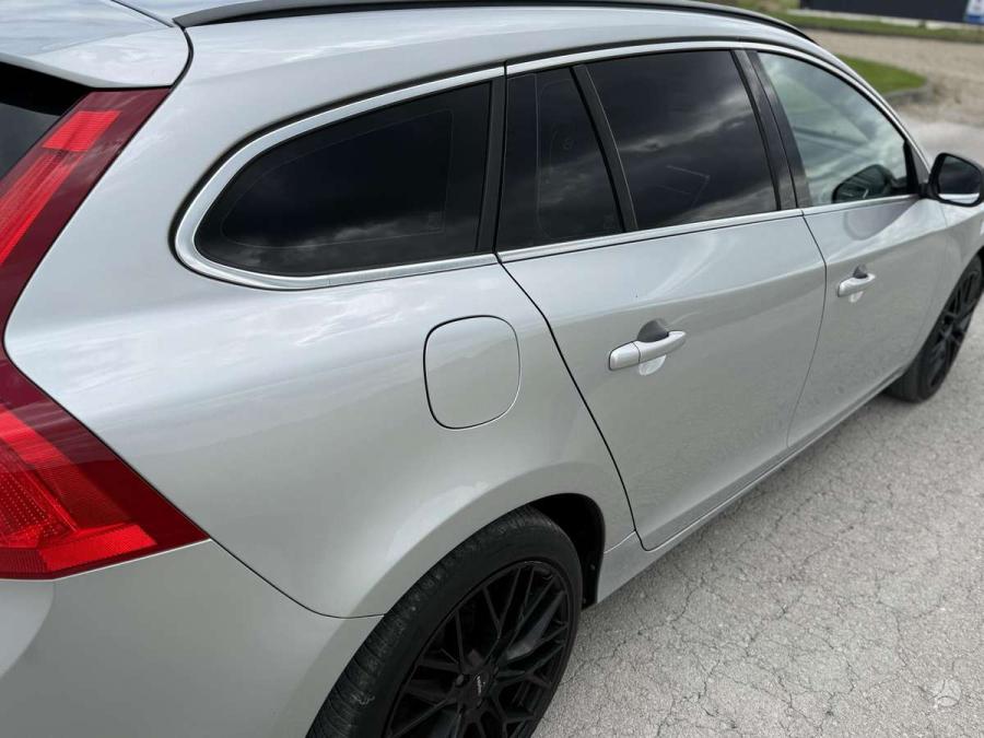 Pelēks Volvo V60 2011 Raseiniai, ar dzinēja tilpumu 2.40 L un nobraukumu 231 tūkst. km par 5750 €, foto 27 vietnē AUTOMOTO.COM.LV