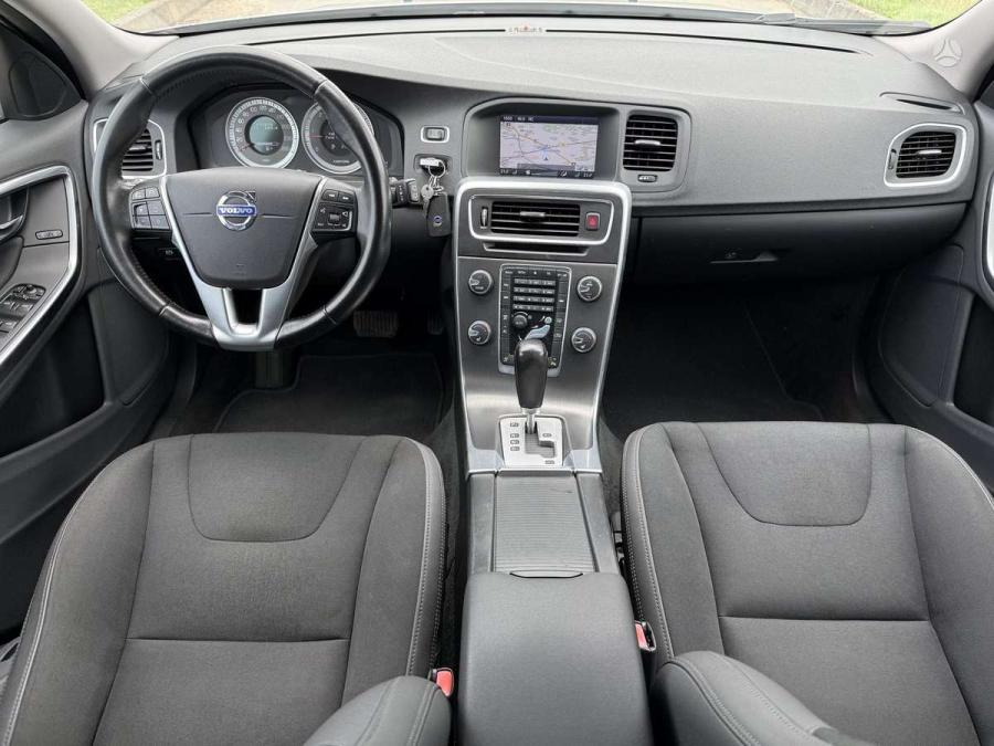 Pelēks Volvo V60 2011 Raseiniai, ar dzinēja tilpumu 2.40 L un nobraukumu 231 tūkst. km par 5750 €, foto 28 vietnē AUTOMOTO.COM.LV