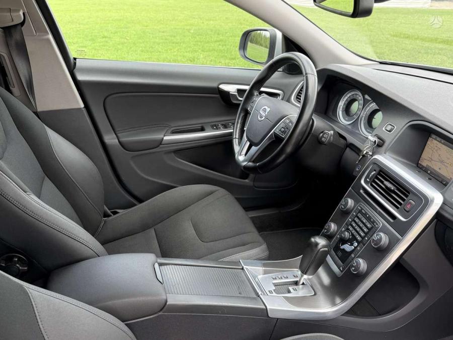 Pelēks Volvo V60 2011 Raseiniai, ar dzinēja tilpumu 2.40 L un nobraukumu 231 tūkst. km par 5750 €, foto 31 vietnē AUTOMOTO.COM.LV