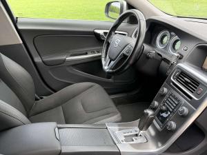 Pelēks Volvo V60 2011 Raseiniai, ar dzinēja tilpumu 2.40 L un nobraukumu 231 tūkst. km par 5750 €, foto 32 vietnē AUTOMOTO.COM.LV