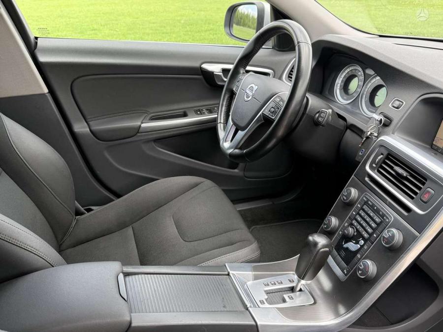 Pelēks Volvo V60 2011 Raseiniai, ar dzinēja tilpumu 2.40 L un nobraukumu 231 tūkst. km par 5750 €, foto 32 vietnē AUTOMOTO.COM.LV