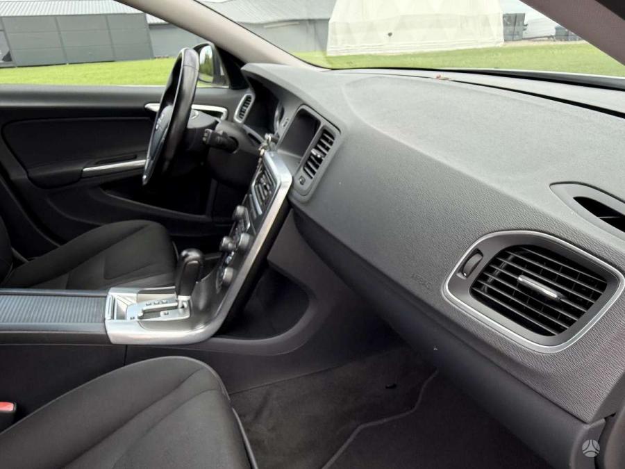 Pelēks Volvo V60 2011 Raseiniai, ar dzinēja tilpumu 2.40 L un nobraukumu 231 tūkst. km par 5750 €, foto 33 vietnē AUTOMOTO.COM.LV