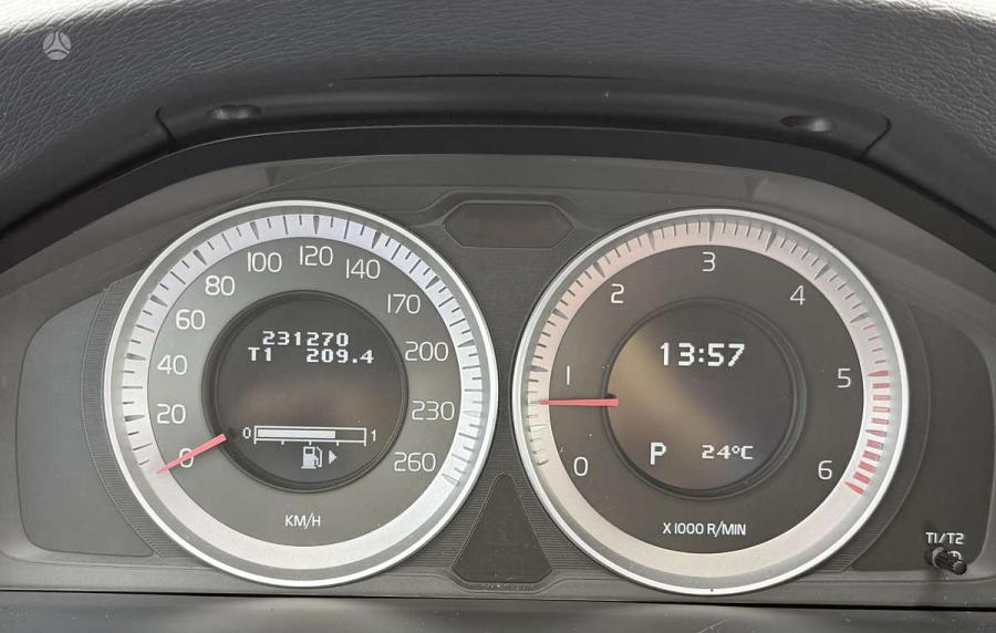 Pelēks Volvo V60 2011 Raseiniai, ar dzinēja tilpumu 2.40 L un nobraukumu 231 tūkst. km par 5750 €, foto 37 vietnē AUTOMOTO.COM.LV