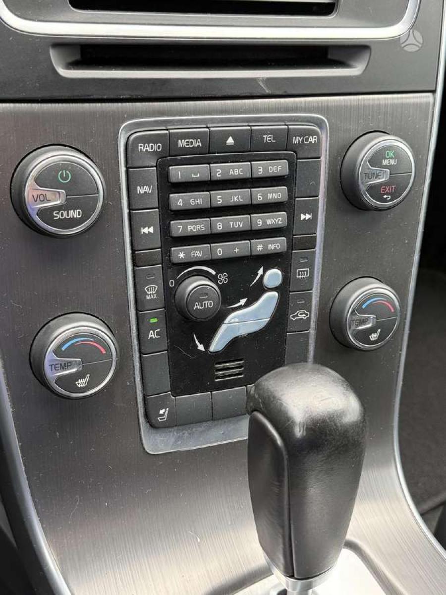 Pelēks Volvo V60 2011 Raseiniai, ar dzinēja tilpumu 2.40 L un nobraukumu 231 tūkst. km par 5750 €, foto 40 vietnē AUTOMOTO.COM.LV