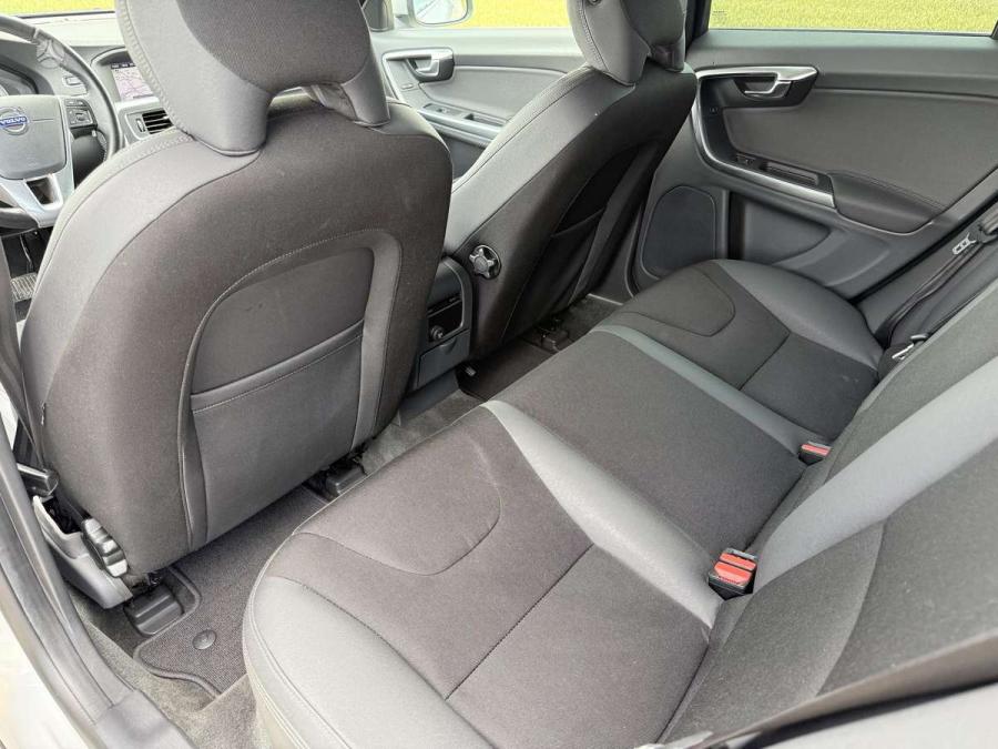 Pelēks Volvo V60 2011 Raseiniai, ar dzinēja tilpumu 2.40 L un nobraukumu 231 tūkst. km par 5750 €, foto 42 vietnē AUTOMOTO.COM.LV