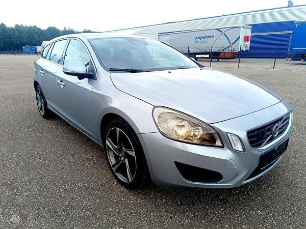 Pelēks Volvo V60 2011 Kauņa, ar dzinēja tilpumu 1.98 L un nobraukumu 257 tūkst. km par 5199 €, foto 1 vietnē AUTOMOTO.COM.LV