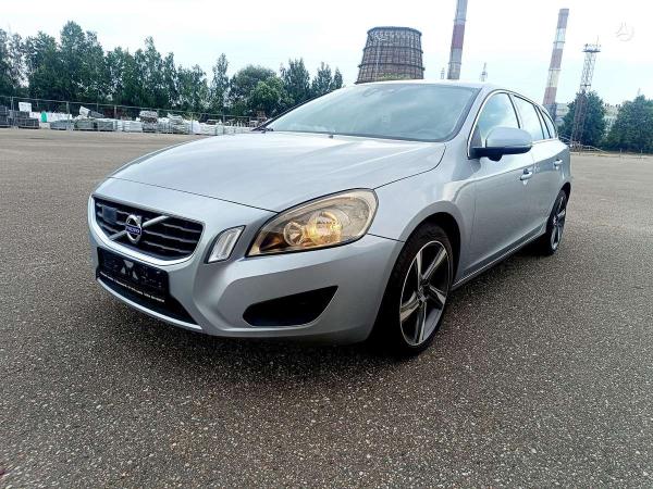 Pelēks Volvo V60 2011 Kauņa, ar dzinēja tilpumu 1.98 L un nobraukumu 257 tūkst. km par 5199 €, foto 2 vietnē AUTOMOTO.COM.LV