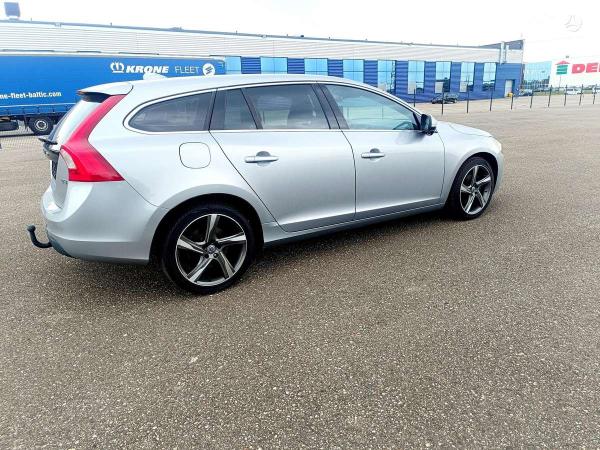 Pelēks Volvo V60 2011 Kauņa, ar dzinēja tilpumu 1.98 L un nobraukumu 257 tūkst. km par 5199 €, foto 5 vietnē AUTOMOTO.COM.LV