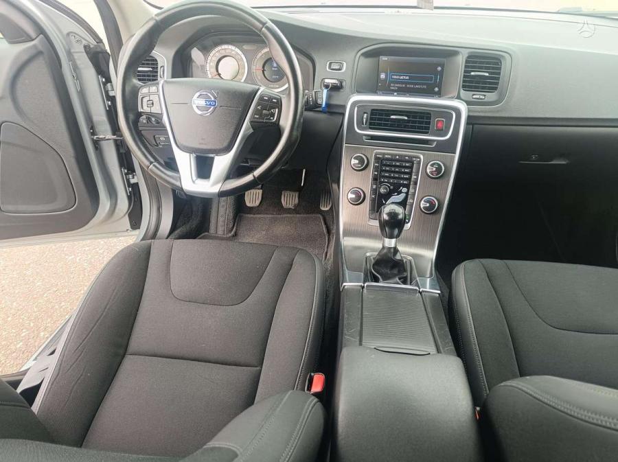 Pelēks Volvo V60 2011 Kauņa, ar dzinēja tilpumu 1.98 L un nobraukumu 257 tūkst. km par 5199 €, foto 19 vietnē AUTOMOTO.COM.LV