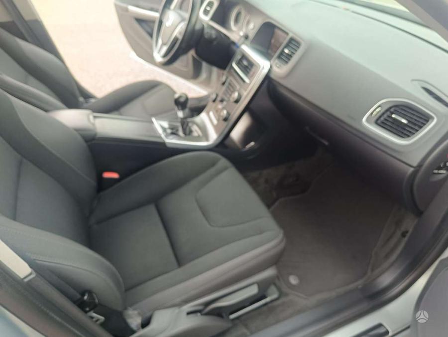 Pelēks Volvo V60 2011 Kauņa, ar dzinēja tilpumu 1.98 L un nobraukumu 257 tūkst. km par 5199 €, foto 20 vietnē AUTOMOTO.COM.LV