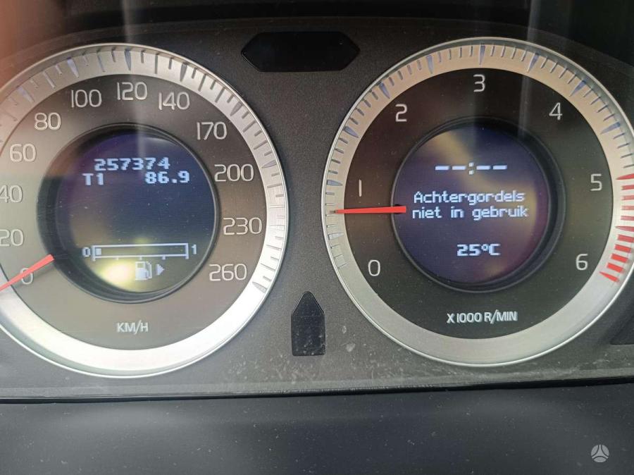 Pelēks Volvo V60 2011 Kauņa, ar dzinēja tilpumu 1.98 L un nobraukumu 257 tūkst. km par 5199 €, foto 24 vietnē AUTOMOTO.COM.LV