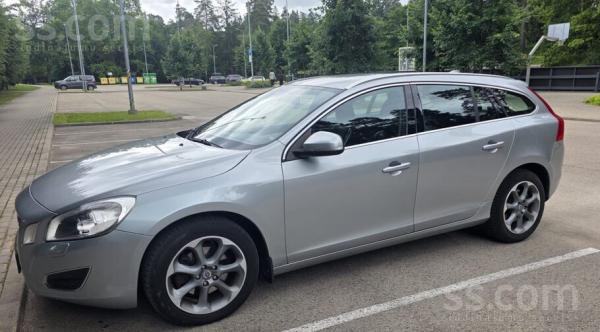Pelēks Volvo V60 2011 Rīga, ar dzinēja tilpumu 2.00 L un nobraukumu 435 tūkst. km par 5200 €, foto 2 vietnē AUTOMOTO.COM.LV